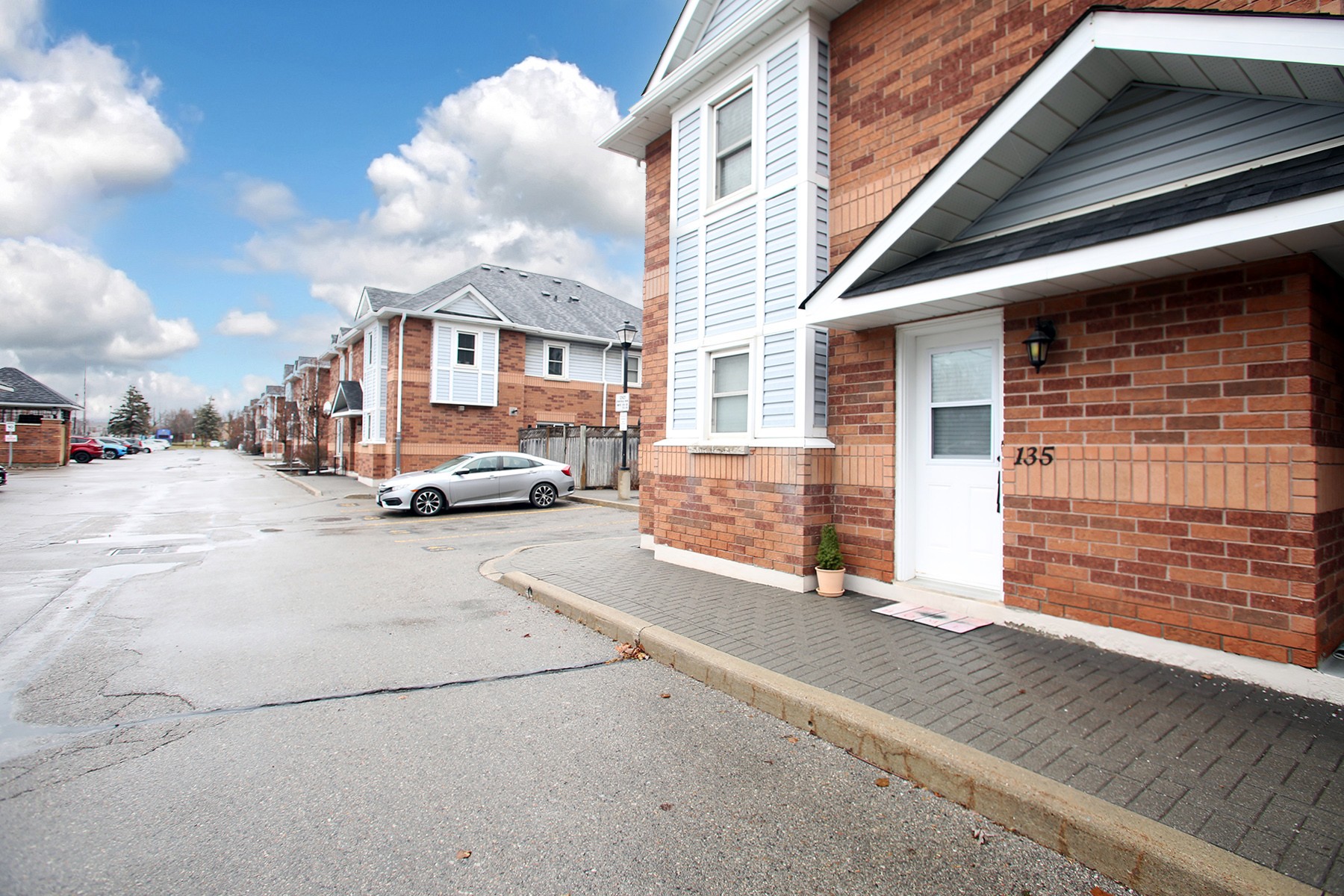 iVRTours.com - Virtual Tour of 12421 Ninth Line Unit 135 Stouffville, ON for Hamid Niazi TourID ...